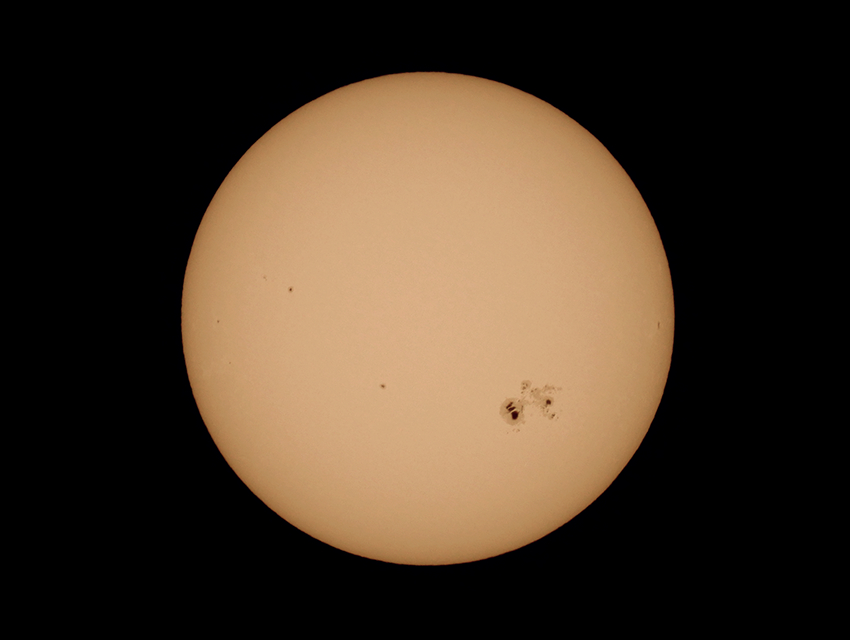 Sun With Large Sunspot, 850x640
